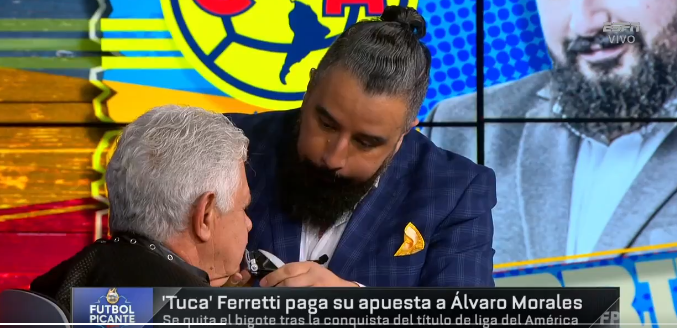 VIDEO: Así le quitó el bigote Álvaro Morales al 'Tuca' Ferreti en pleno ... VIDEO: Así le quitó el bigote Álvaro Morales al 'Tuca' Ferreti en pleno ...