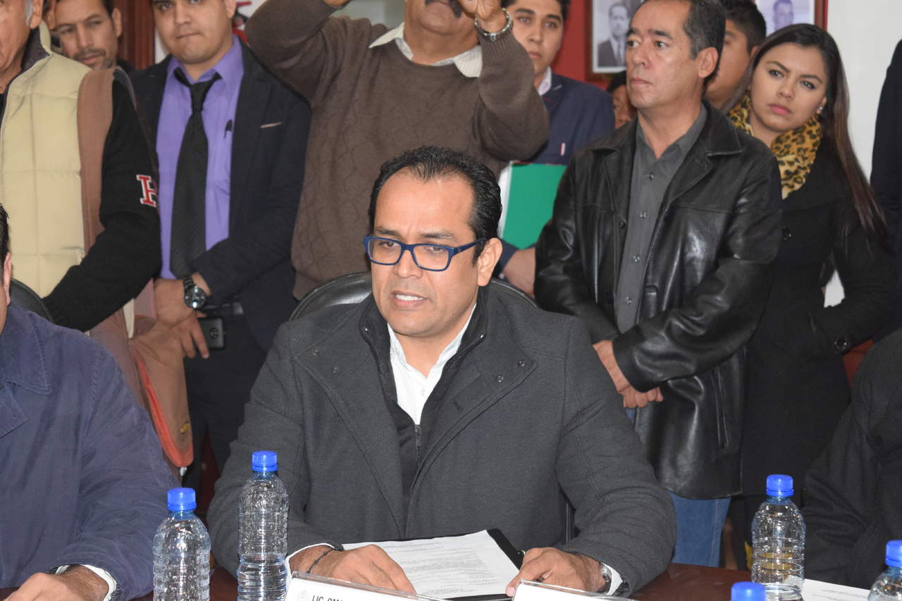 Reclama regidor al secretario del ayuntamiento; lo acusa de violar la ley Reclama regidor al secretario del ayuntamiento; lo acusa de violar la ley